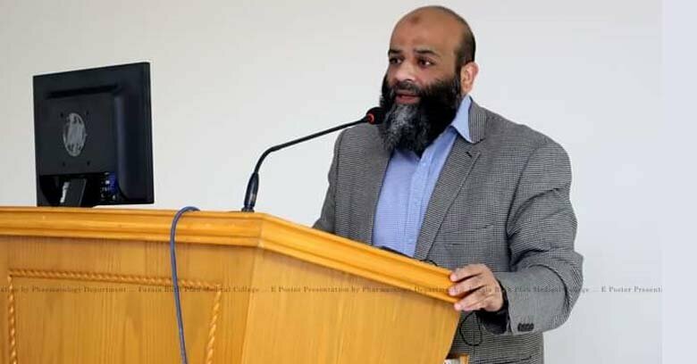 Dr Nabeel Baig guides students through formulating research question